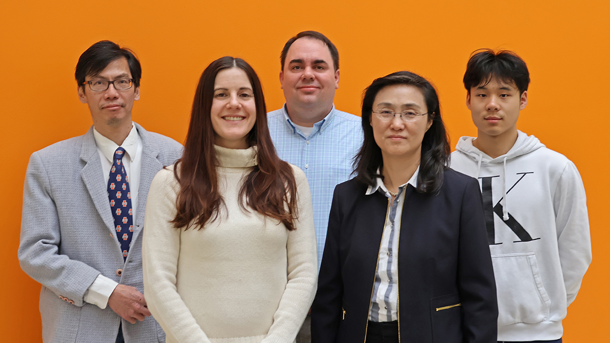 Newborn piglets serve as a model for studying influenza | Carl R. Woese ...